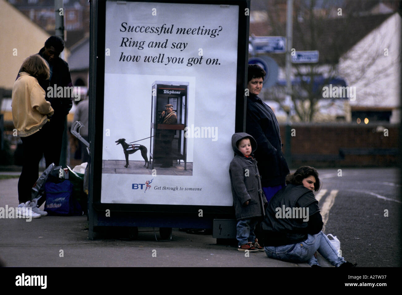 swindon 92 bus stop peole waiting Stock Photo - Alamy