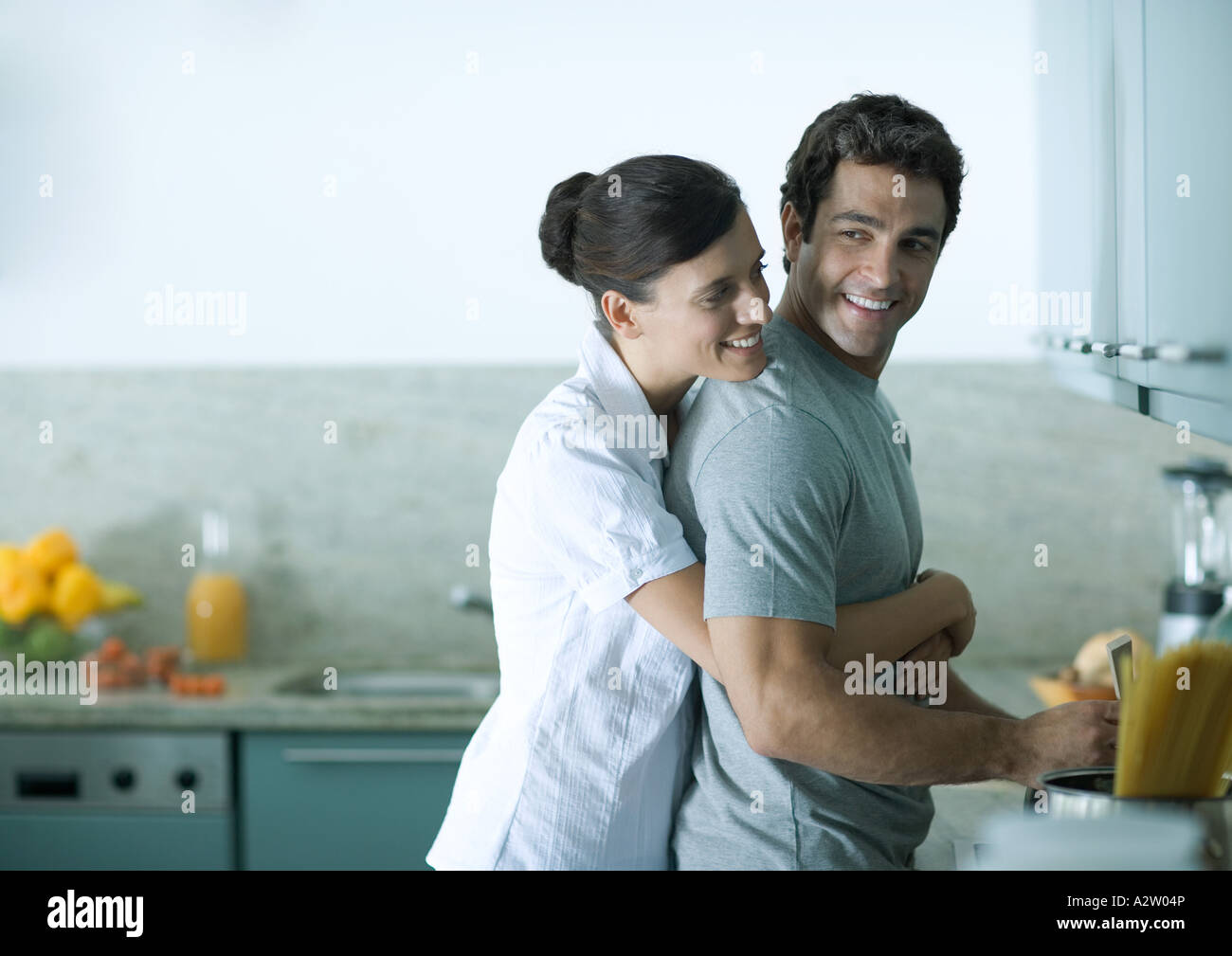 Couple cooking in kitchen together Stock Photo - Alamy