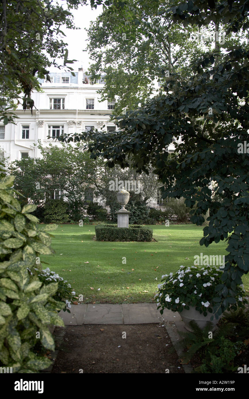 Private gardens of Wilton Crescent in Belgravia London SW1 England ...