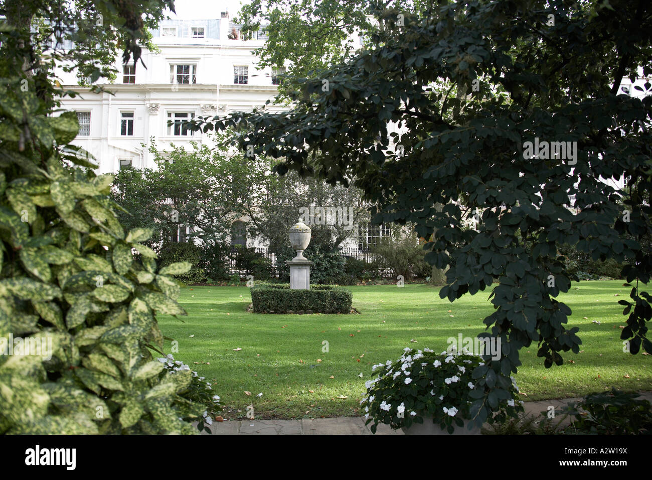 Private gardens of Wilton Crescent in Belgravia London SW1 England ...