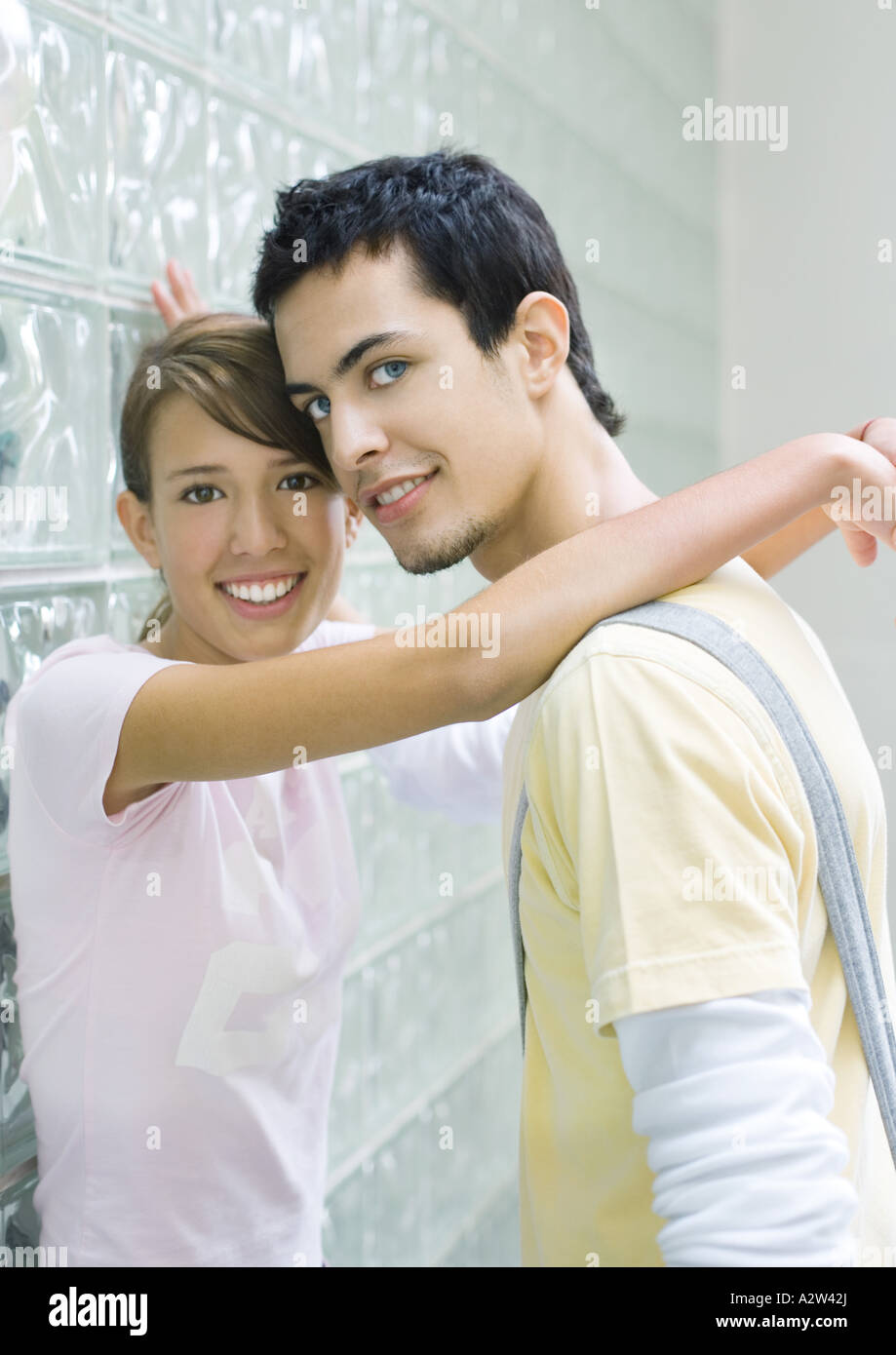 Teen couple leaning against wall hi-res stock photography and images ...
