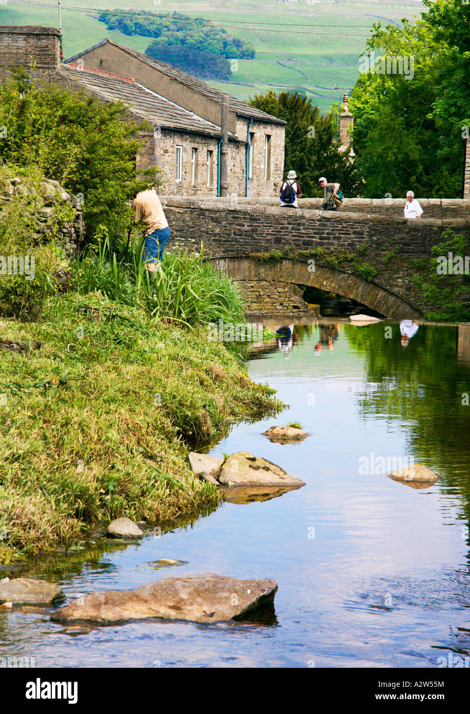 The River Swale In Hawes Village Old Stone Bridge And Stone Cottages ...