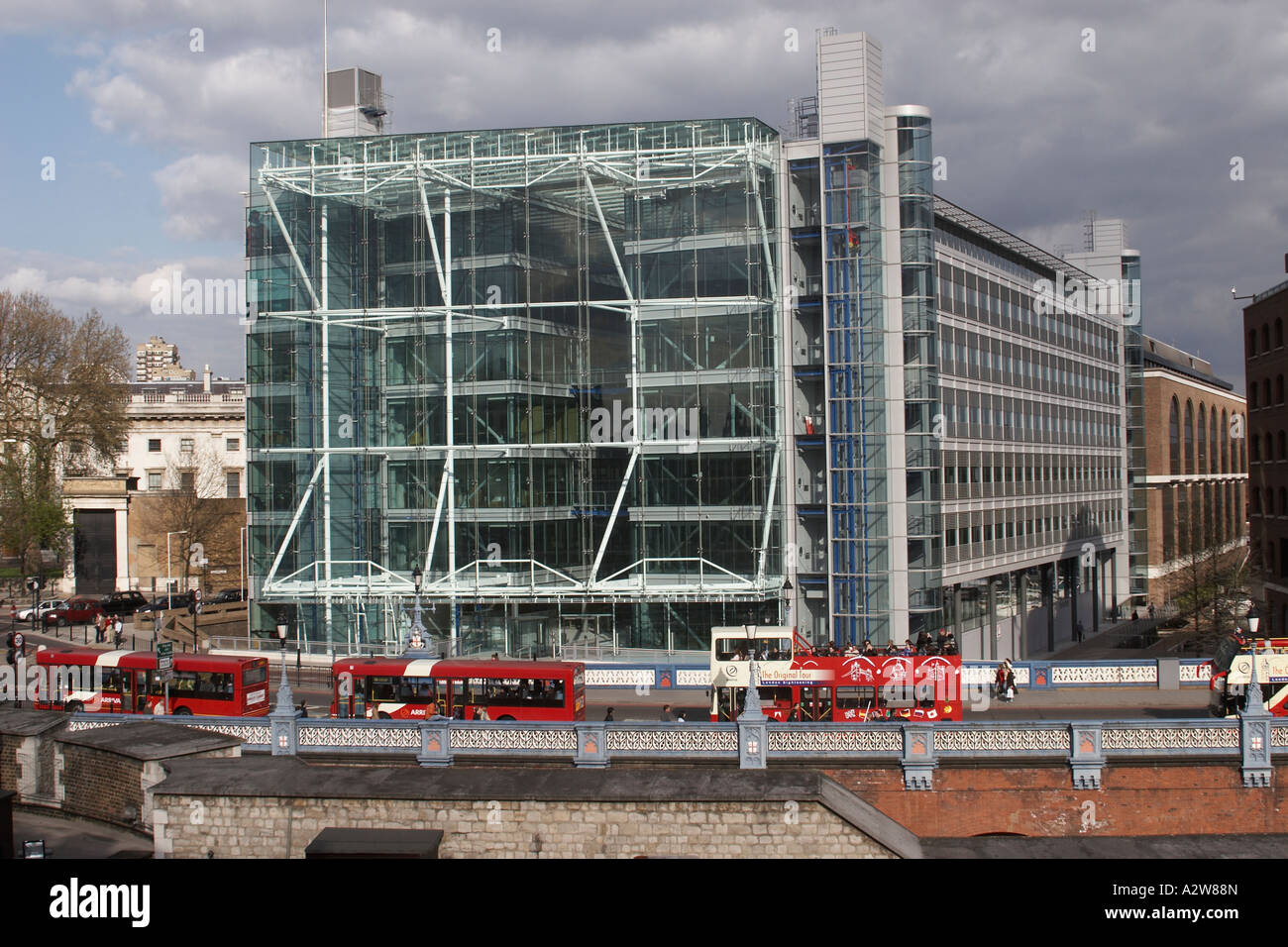 K2 building by Richard Rogers Partnership in Tower of London City of ...