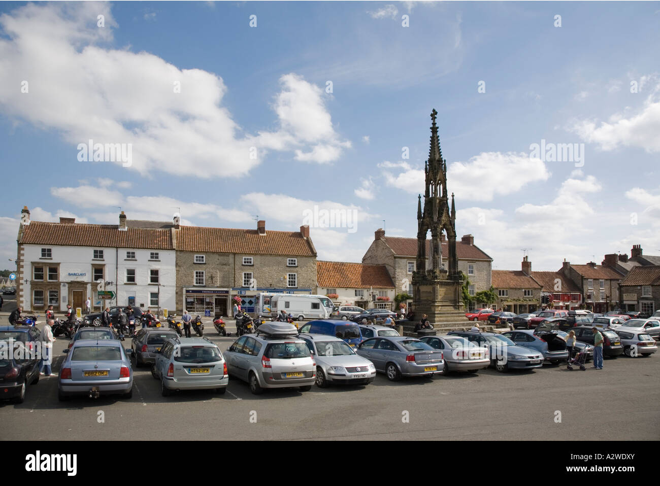 Lots of cars parked in Market Square in traditional English village ...