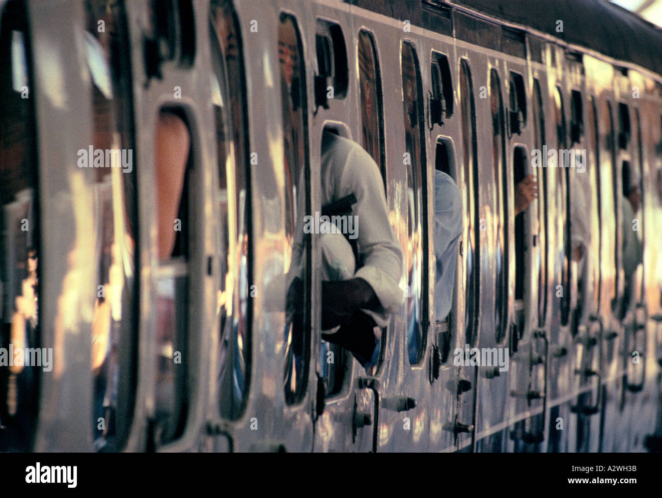 crowded train leaving clapham junction london Stock Photo - Alamy