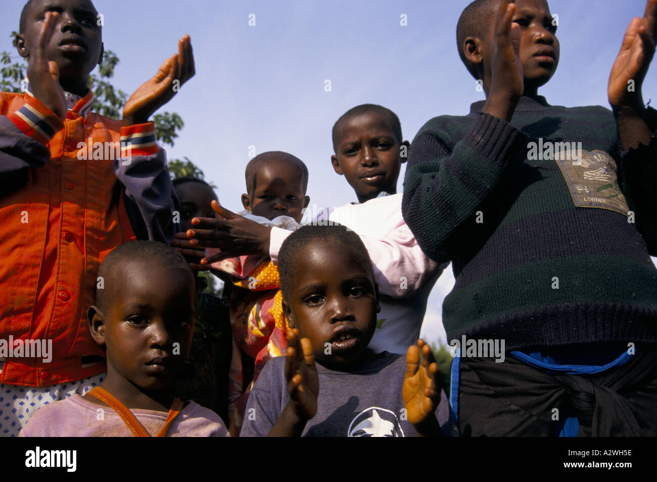 Group of families children africa hi-res stock photography and images ...