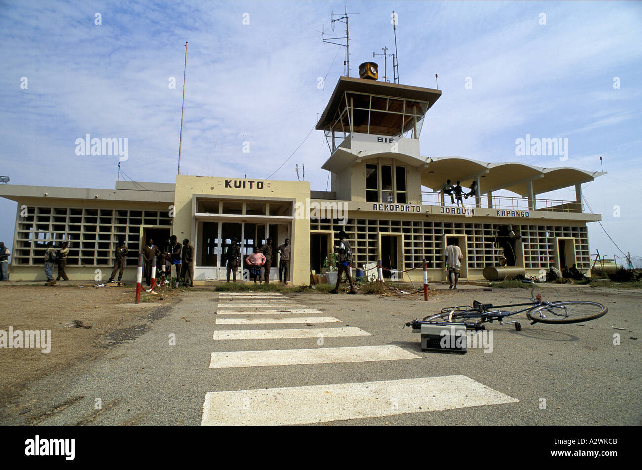 Angola building civil war hi-res stock photography and images - Alamy