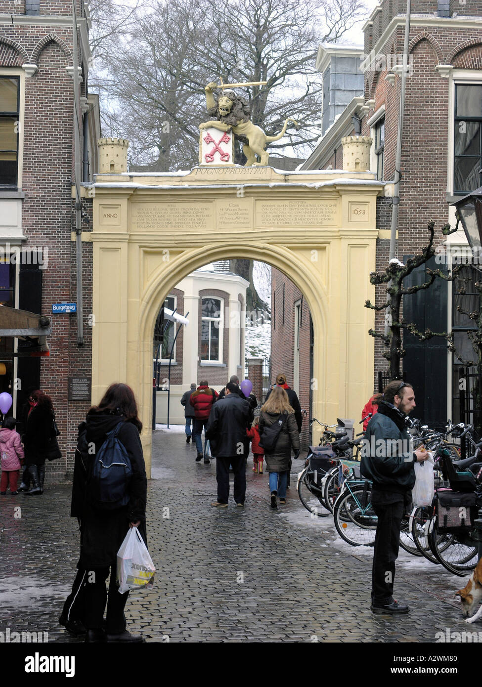 Cobbled street scene and gate near castle in Leiden Stock Photo - Alamy