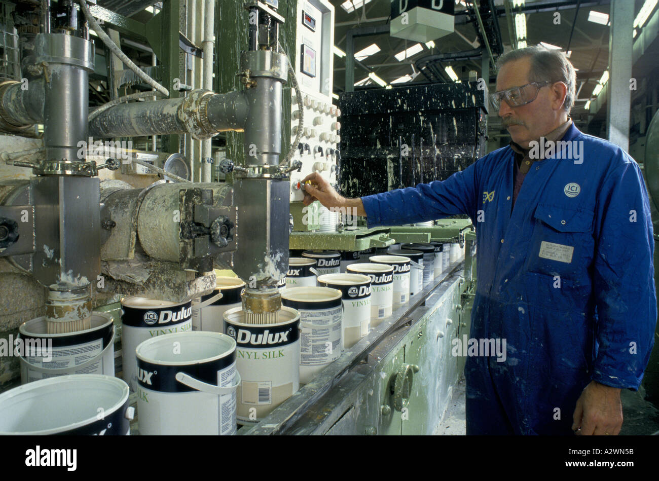 Worker ici dulux paint factory hi-res stock photography and images - Alamy