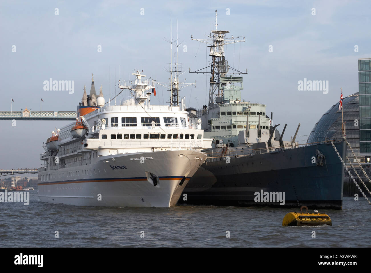 Tower bridge and city hall and hms belfast right london hi-res stock ...