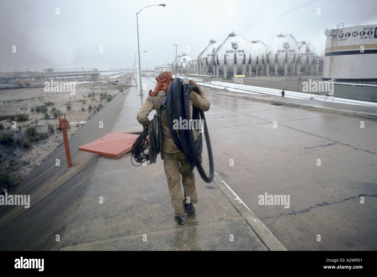 oil refinery worker carrying pipes on his shoulder mexico Stock Photo ...