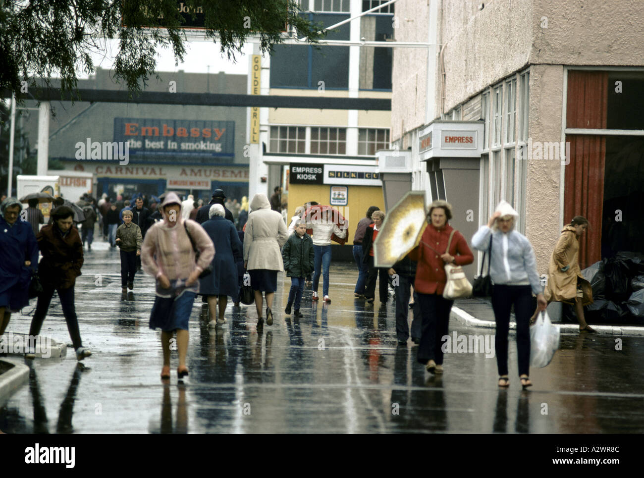 butlins holidaymakers in rain Stock Photo - Alamy