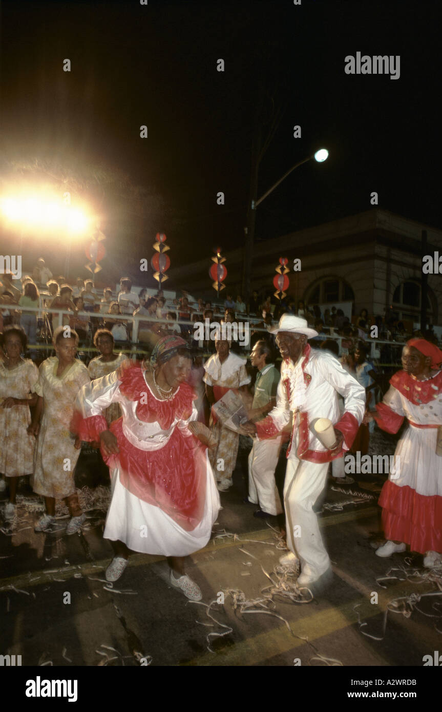 Havana cuba cuban couple dancing hi-res stock photography and images ...