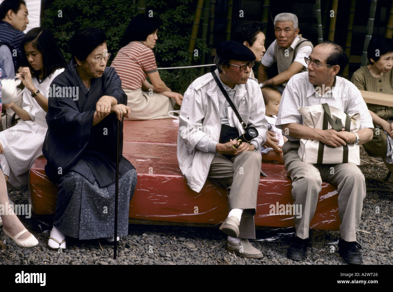 people sitting on bench japanese tradition Stock Photo - Alamy