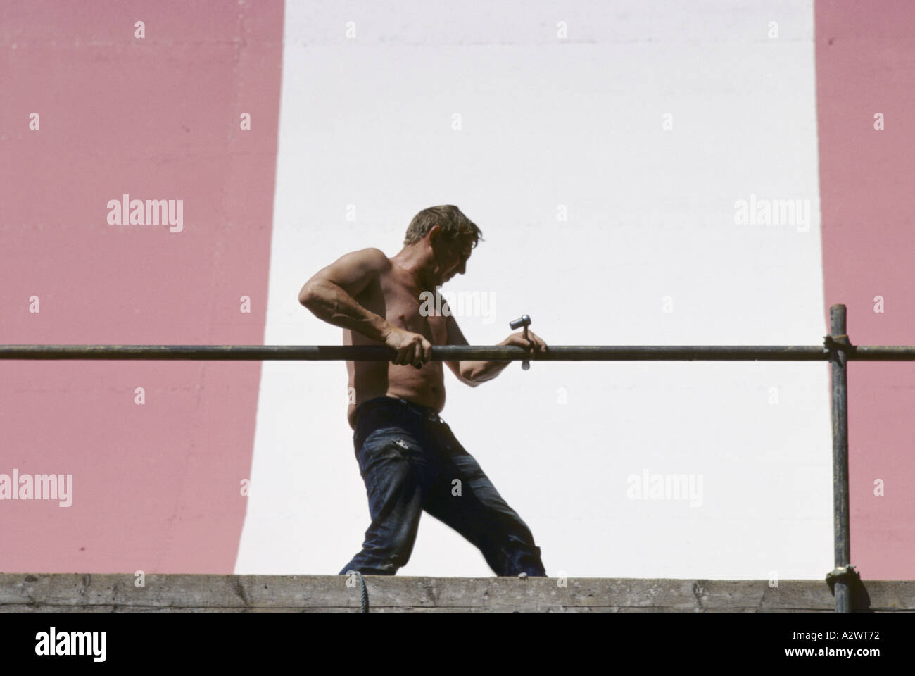 construction worker rigging up scafholding Stock Photo - Alamy