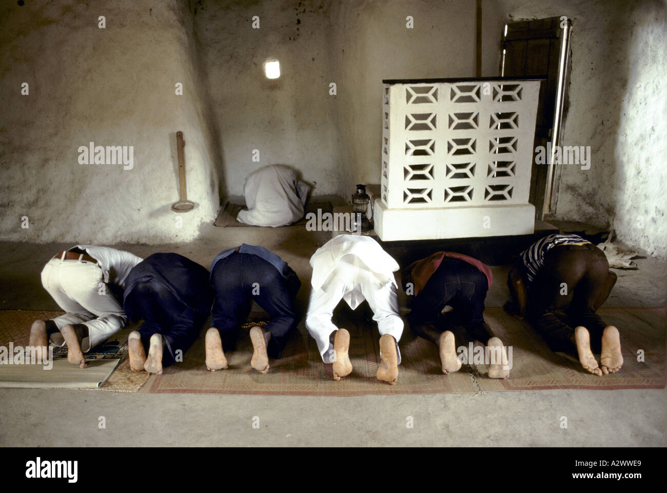 Congregation praying hi-res stock photography and images - Alamy