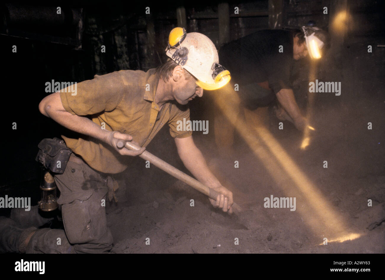 COALMINER AT WORK, COTGRAVE COLLIERY, NOTTINGHAMSHIRE 1992. THE MINE IS ...