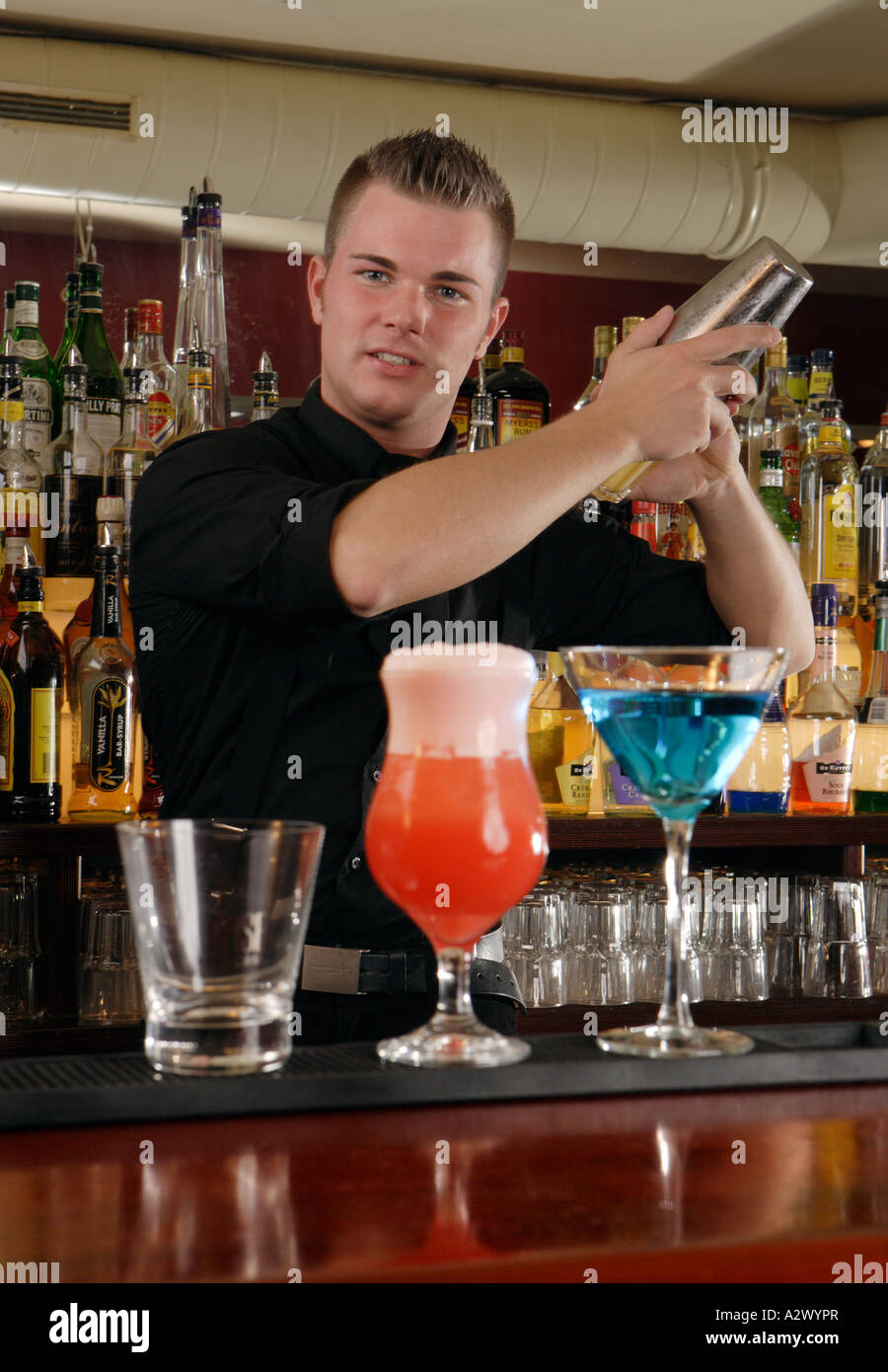 Barman mixes a cocktail Stock Photo - Alamy