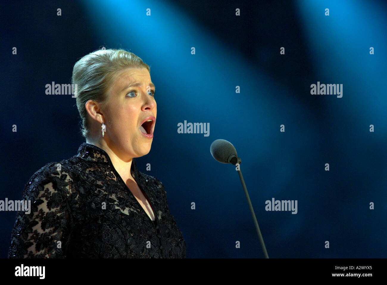 Opera singer singing hi-res stock photography and images - Alamy