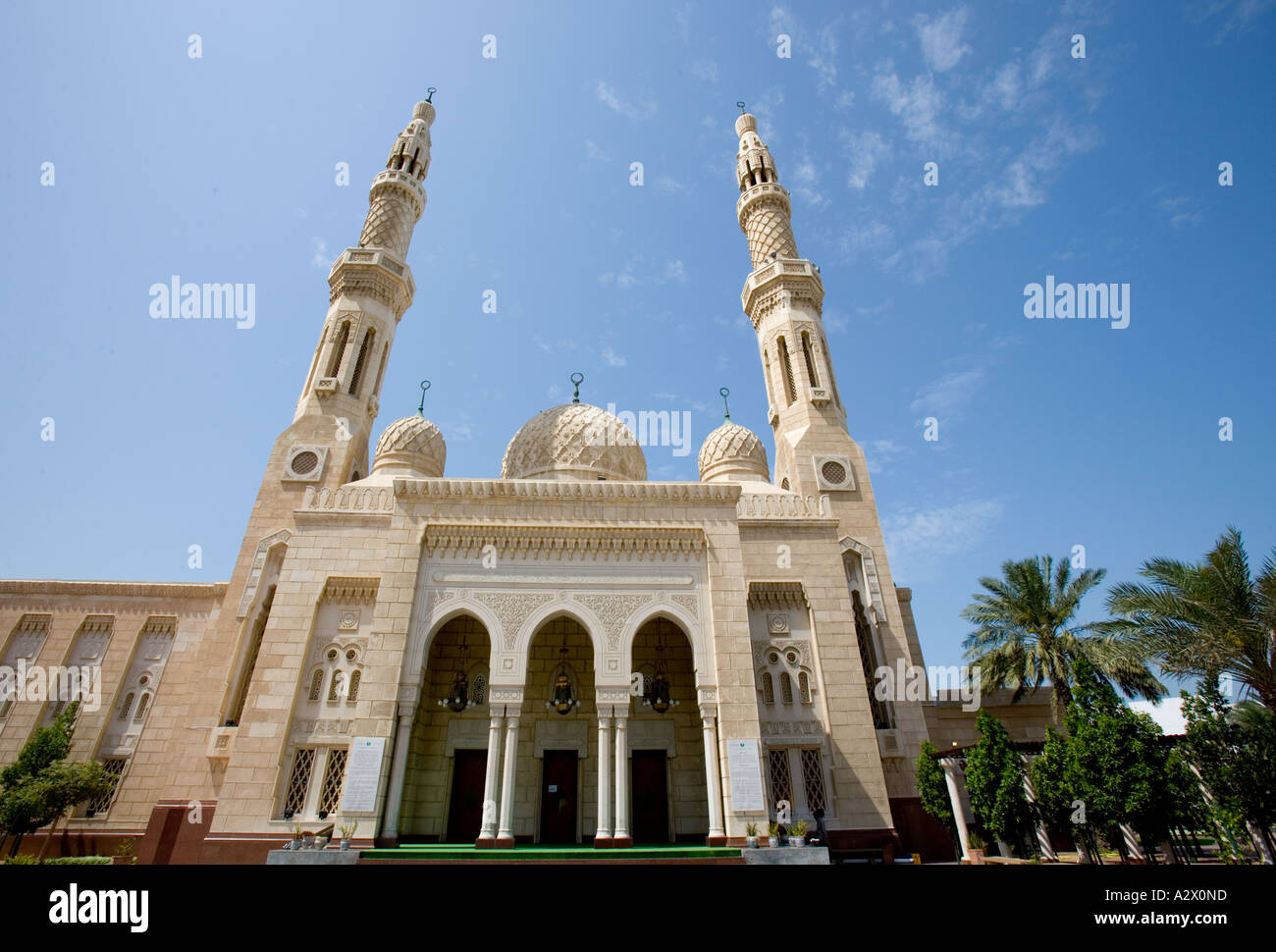 Jumeirah Grand Mosque, Jumeirah Road, Dubai, UAE Stock Photo - Alamy