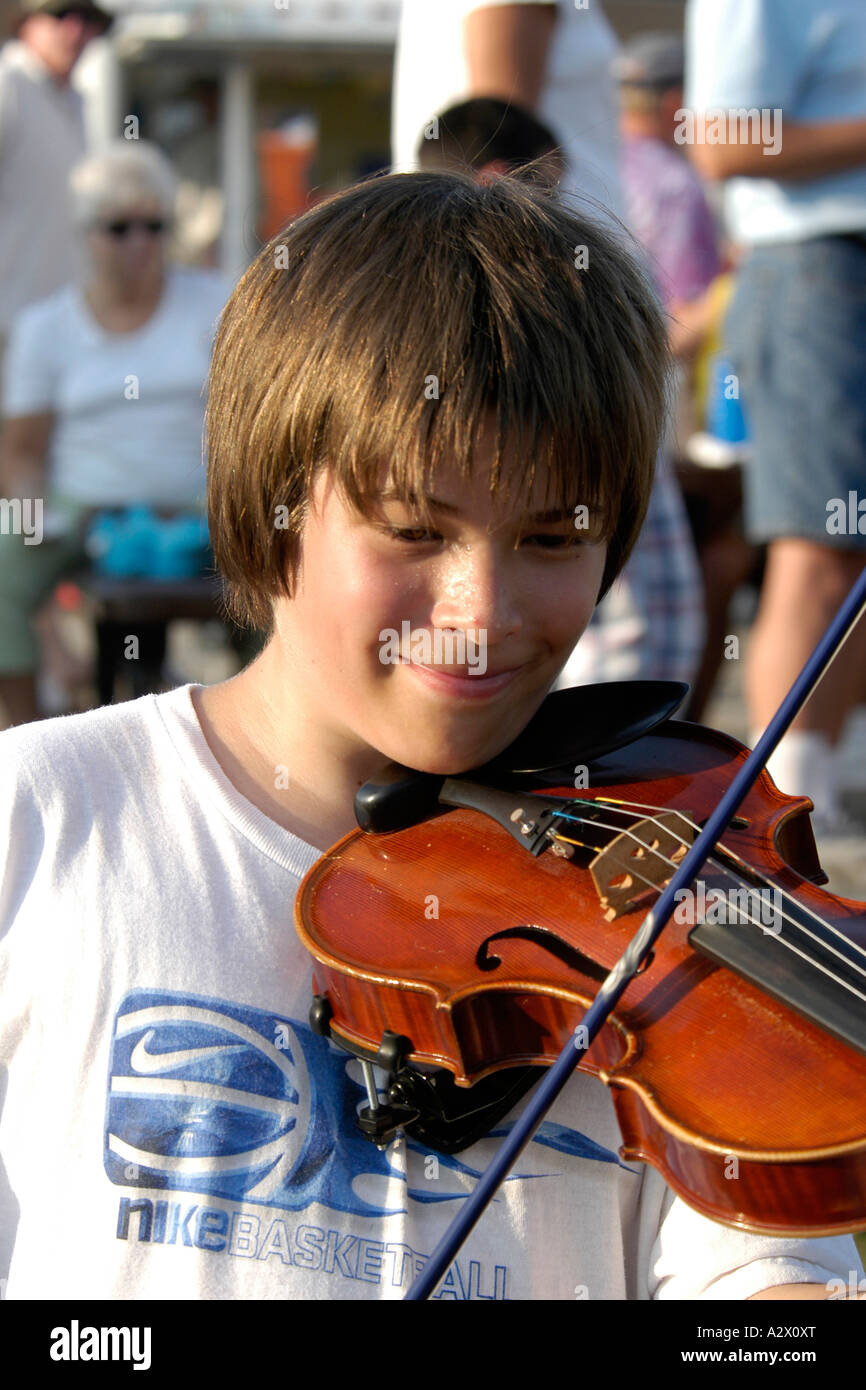 Teen boy playing violin hi-res stock photography and images - Alamy