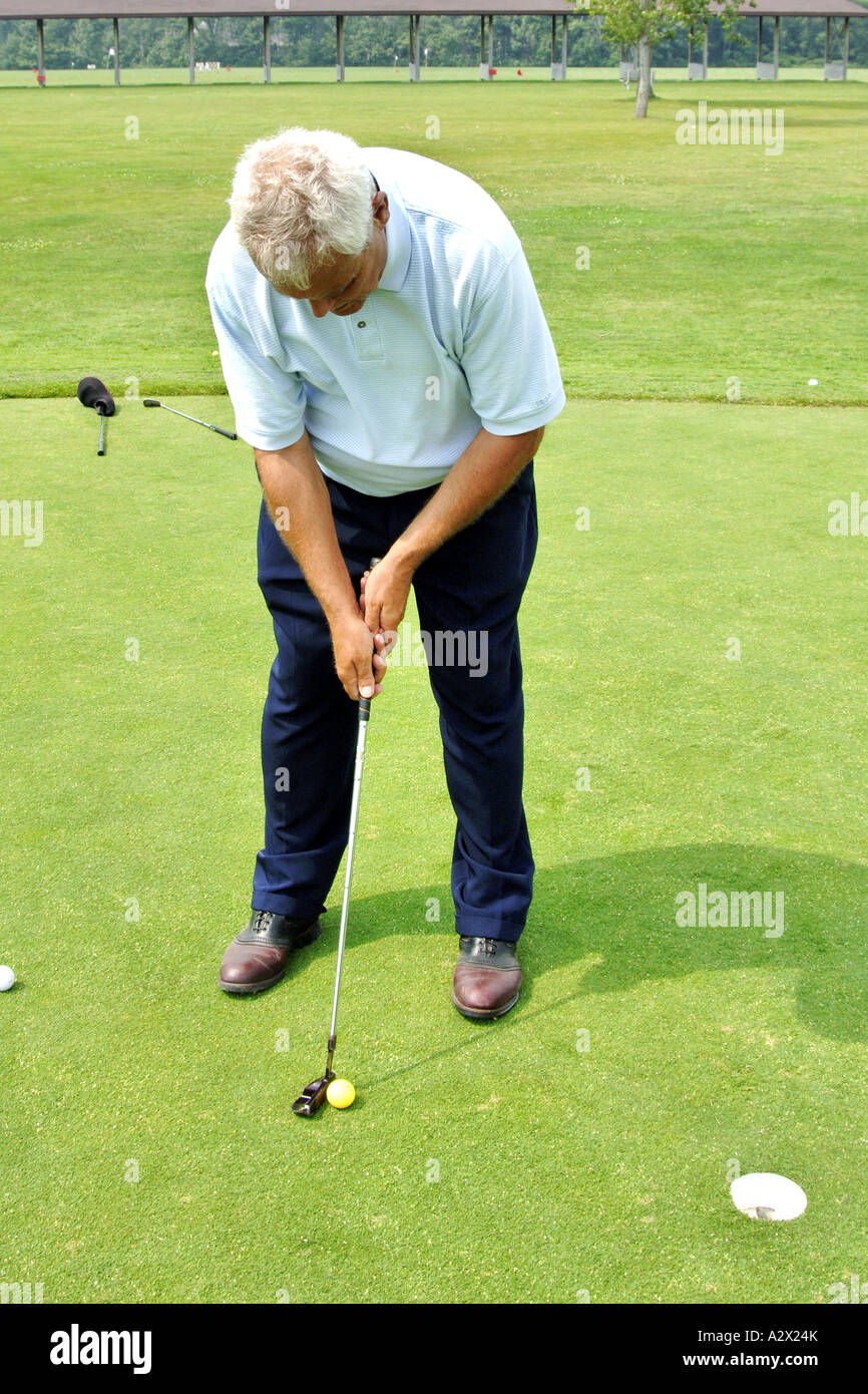 Golf ball putt and sink hi-res stock photography and images - Alamy