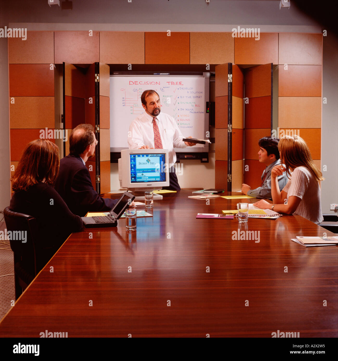 Man giving lecture in computer hi-res stock photography and images - Alamy