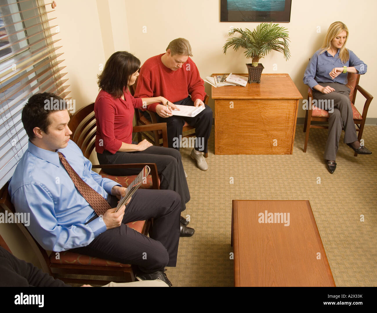 Patients are waiting patiently, reading magazines and reading patient ...