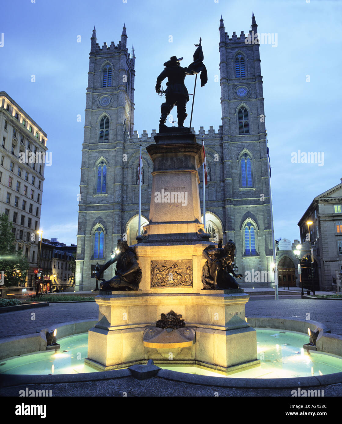 Basilique Notre Dame De Maisonneuve statue Old Montreal Stock Photo - Alamy