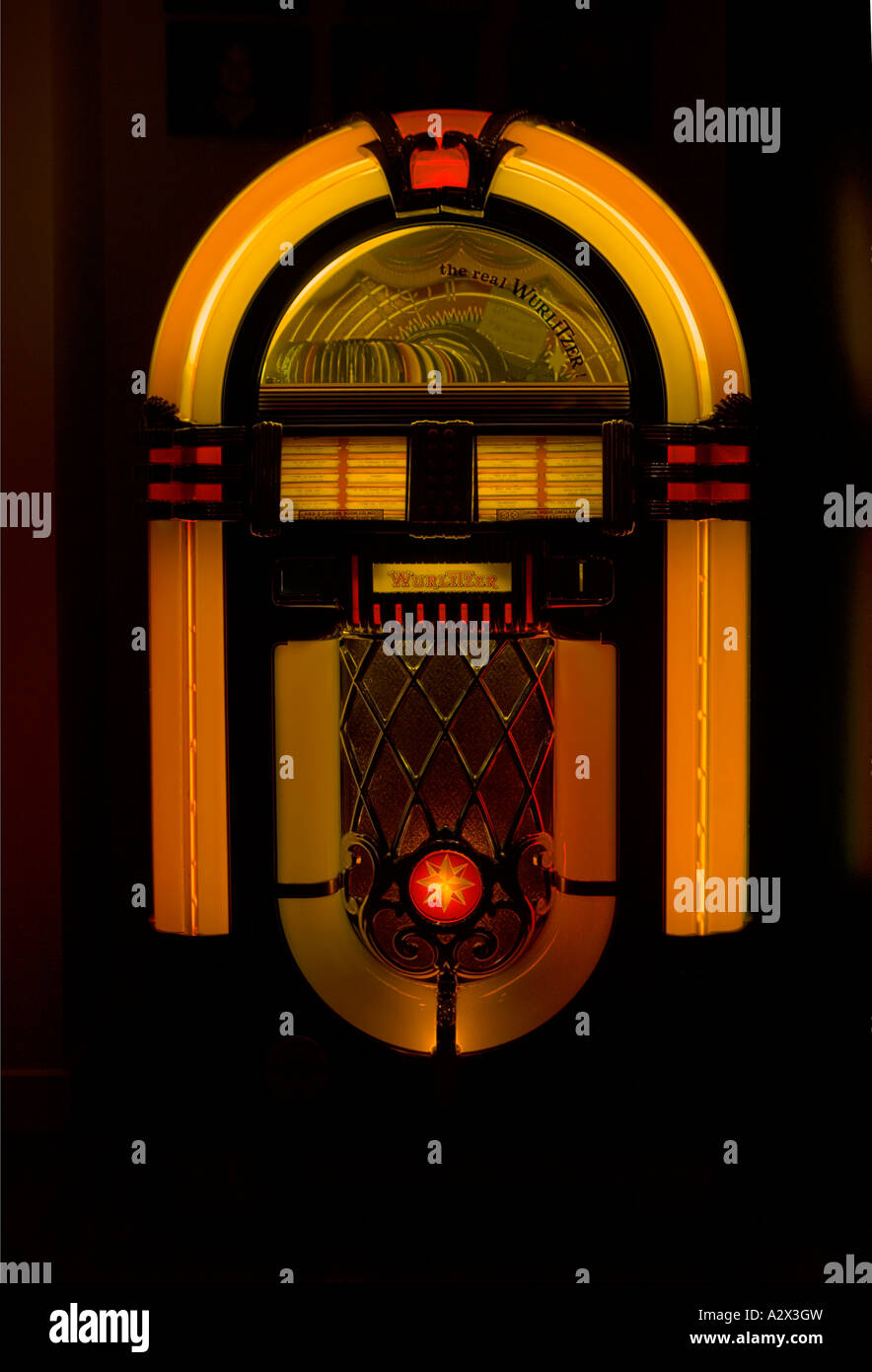 Record playing in jukebox hi-res stock photography and images - Alamy