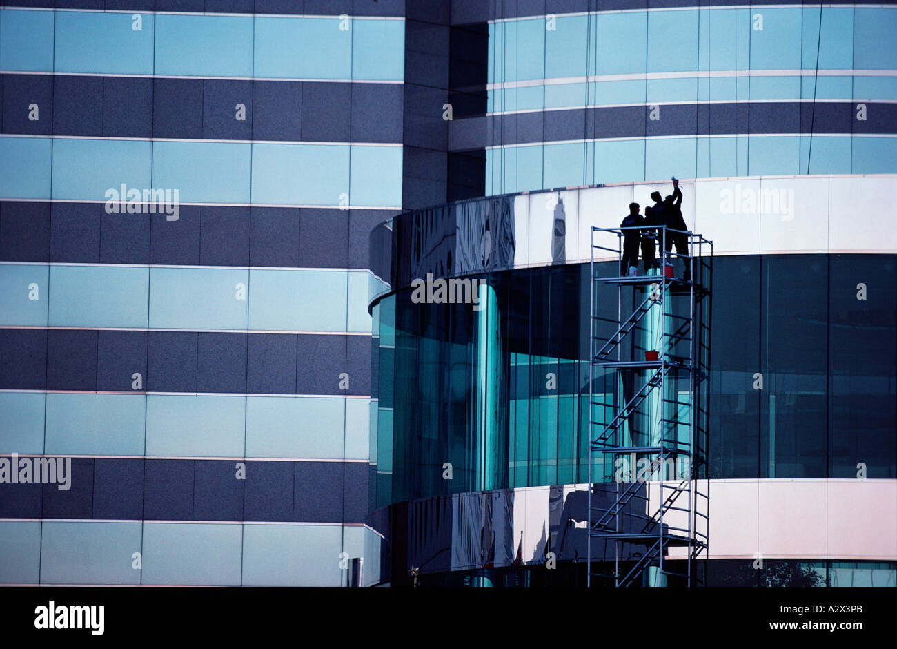 Men on scaffolding hi-res stock photography and images - Alamy