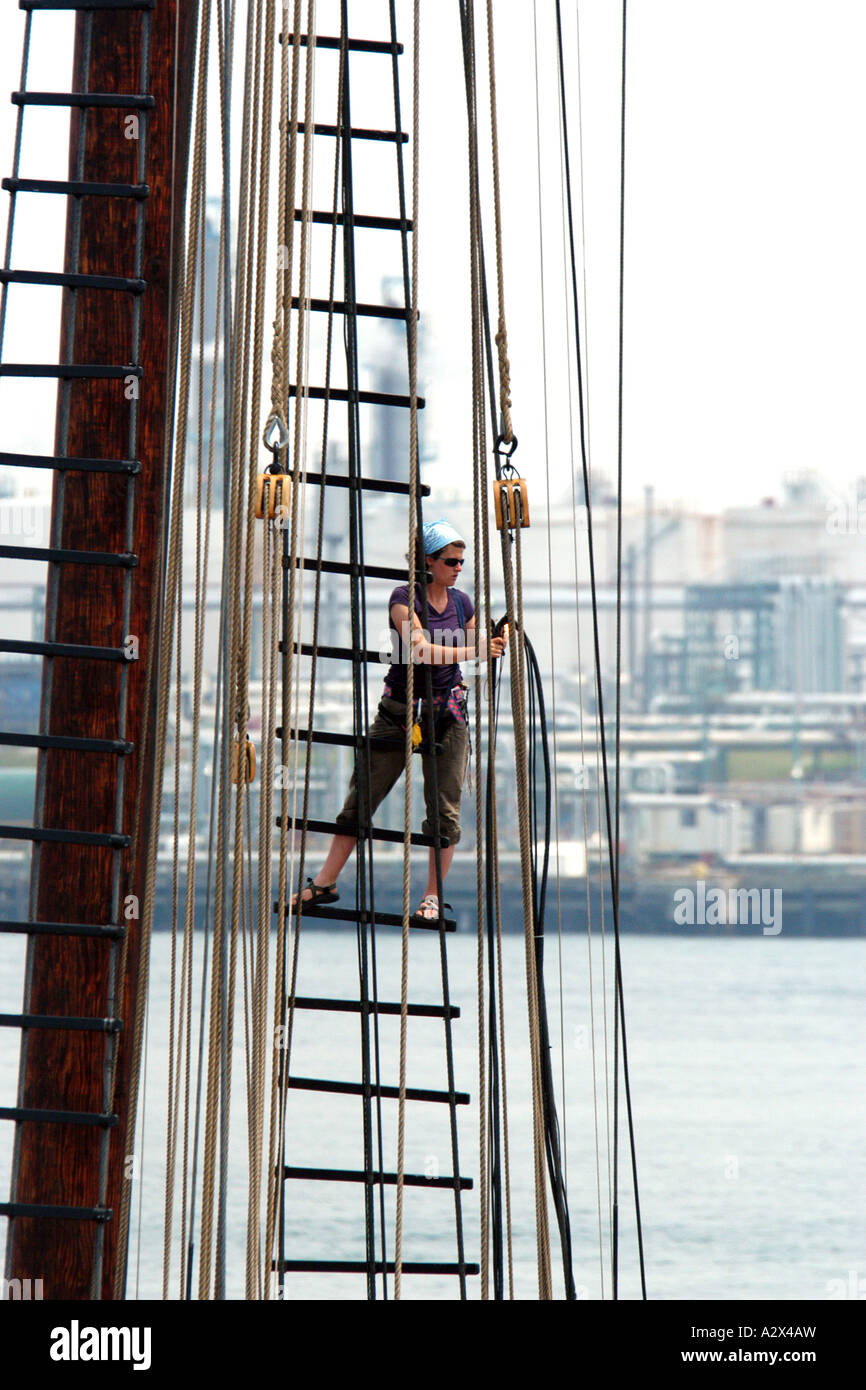 Crew working onboard ship hi-res stock photography and images - Alamy