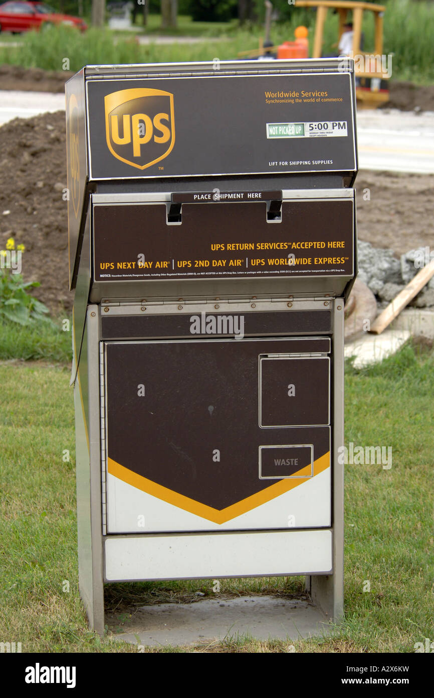 UPS Brown and Yellow-gold mailing Box Stock Photo - Alamy