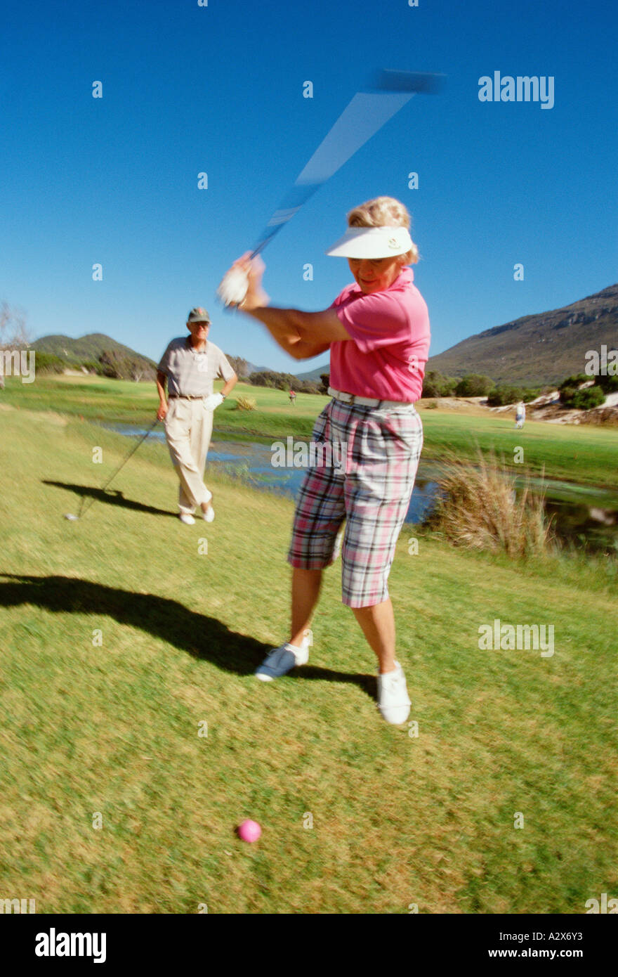 Elderly couple playing golf hi-res stock photography and images - Alamy