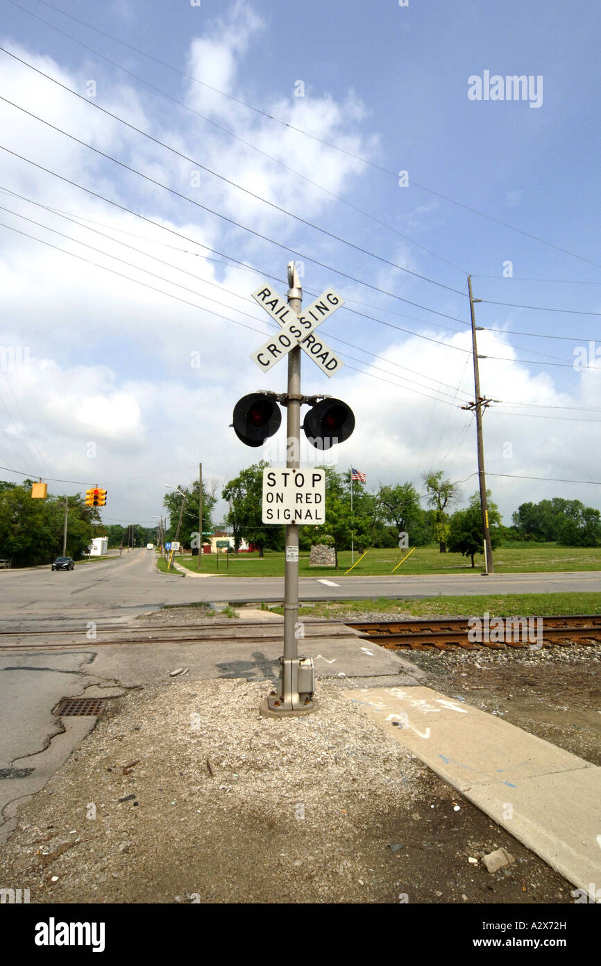Railroad Crossing signpost and lights Stock Photo - Alamy