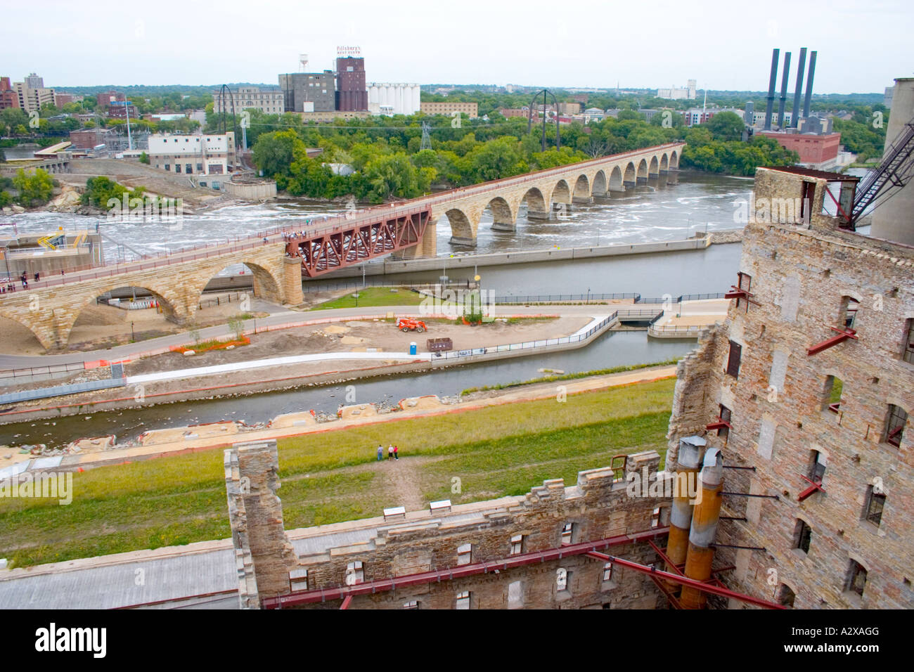 Mississippi River flows under Stone Arch Bridge and by Mill Ruins Park ...