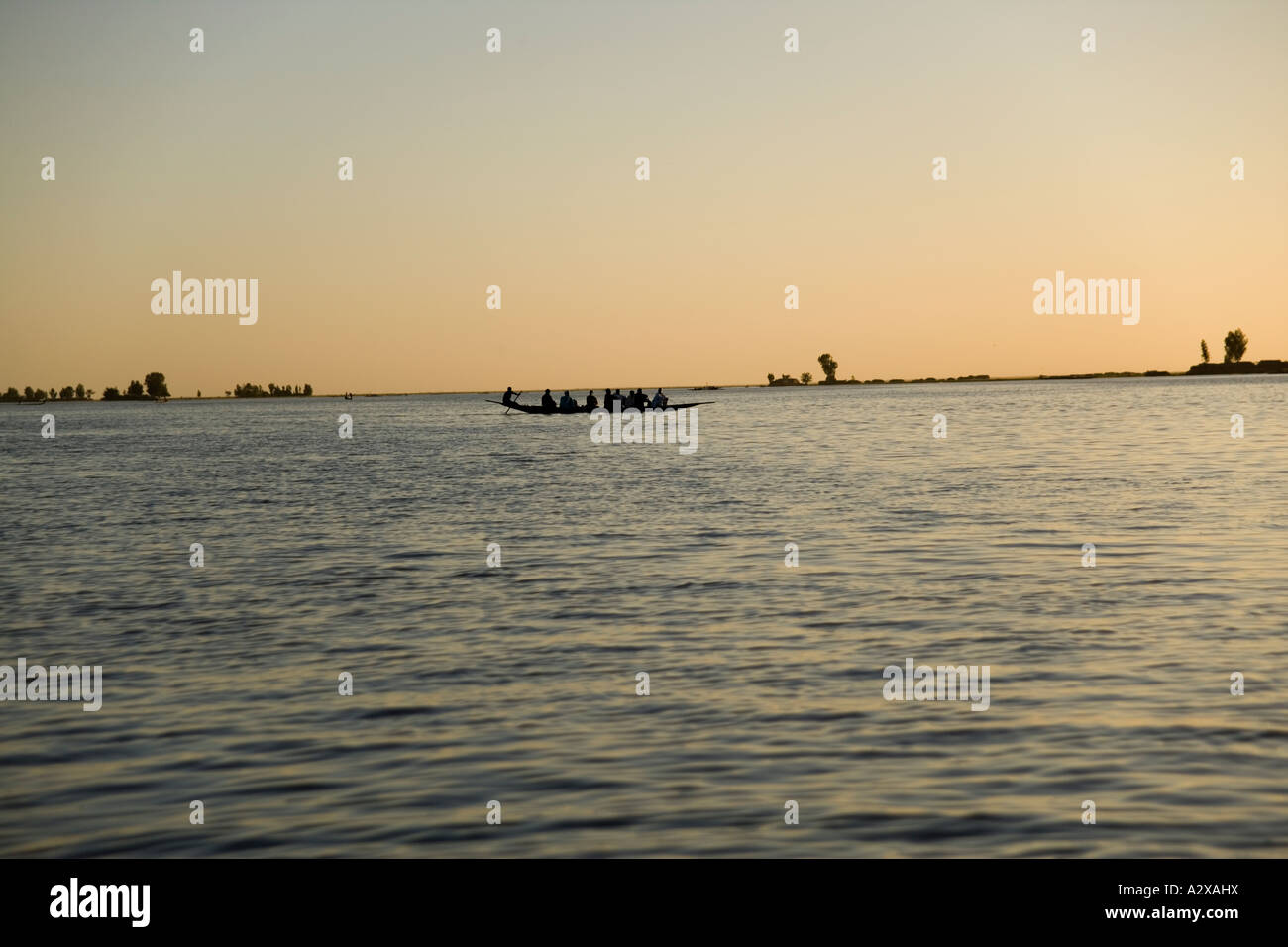 Mali bani river pirogue hi-res stock photography and images - Alamy