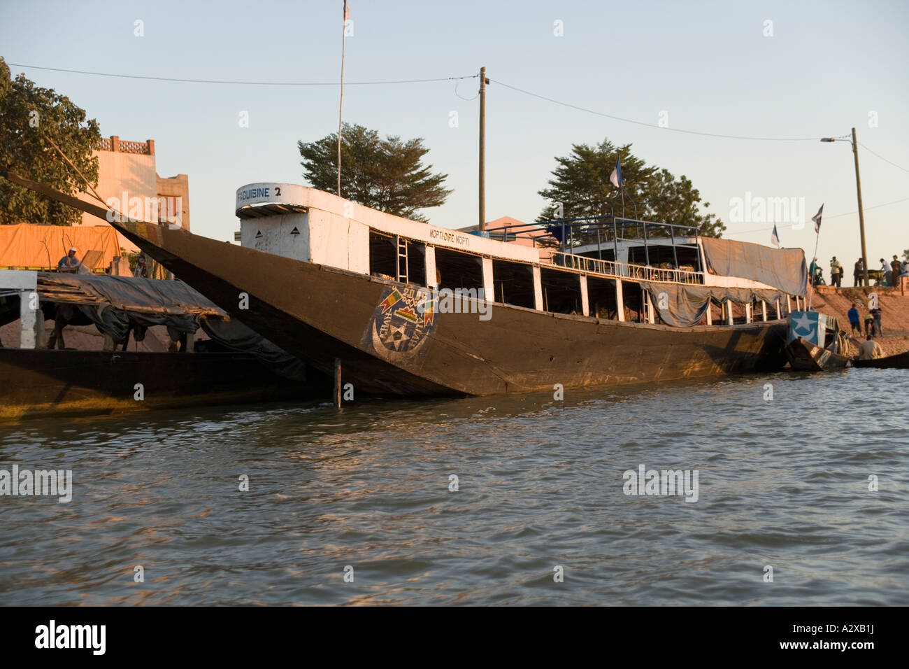 Pirogue cano ferry in Mopti harbour from the Bani river,Mali,West ...