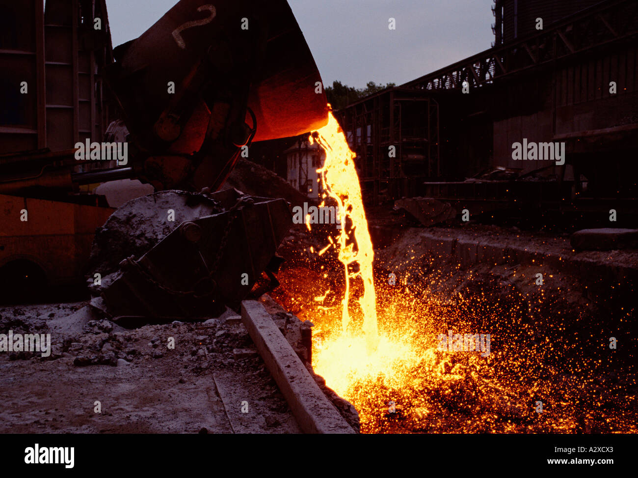 Metal industry steel mill heat pouring hi-res stock photography and ...