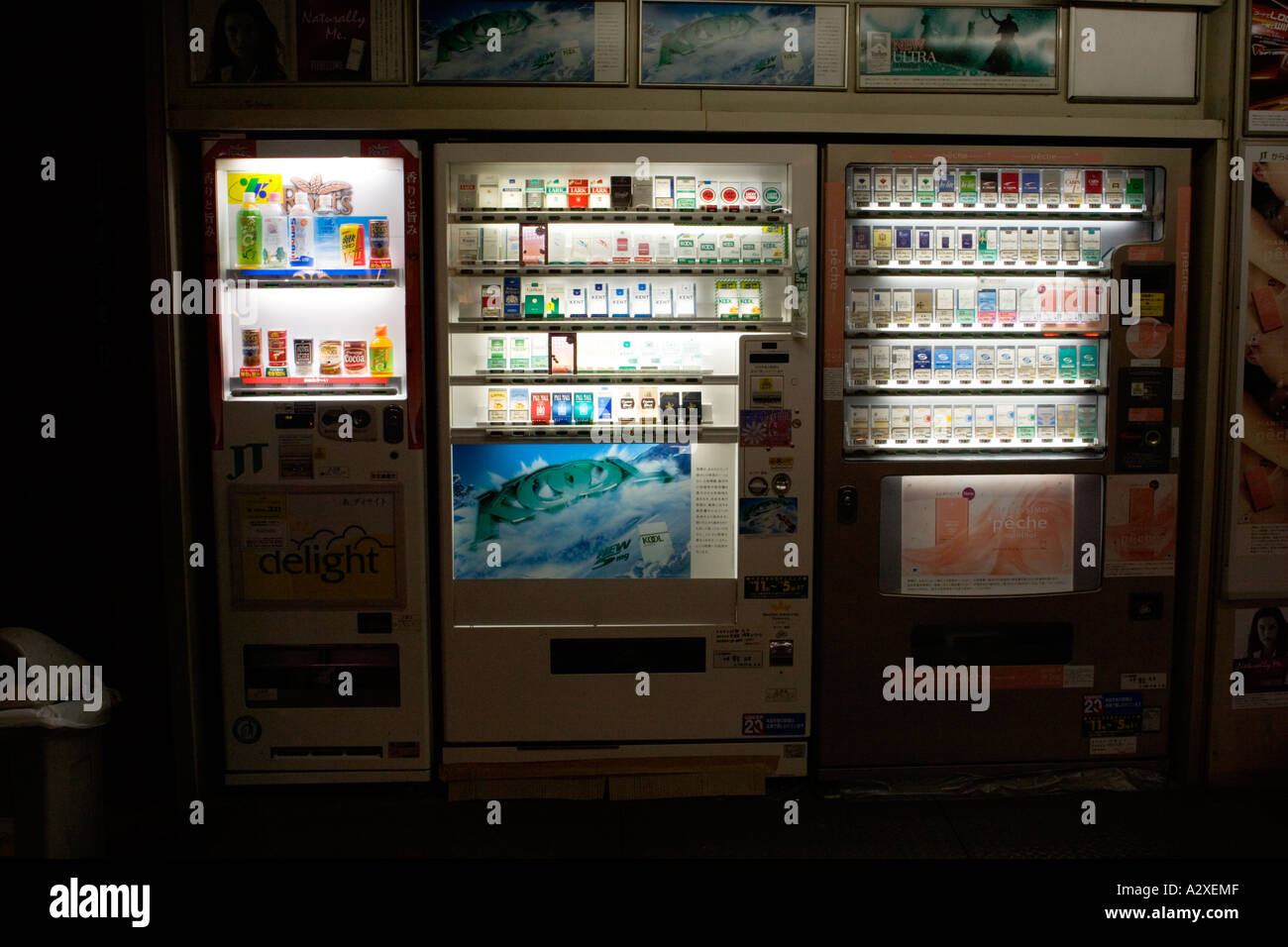 Tokyo street night vending machine hi-res stock photography and images ...