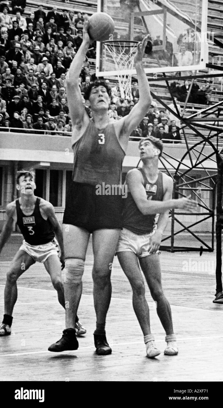 Soviet union soviet basketball player hi-res stock photography and ...