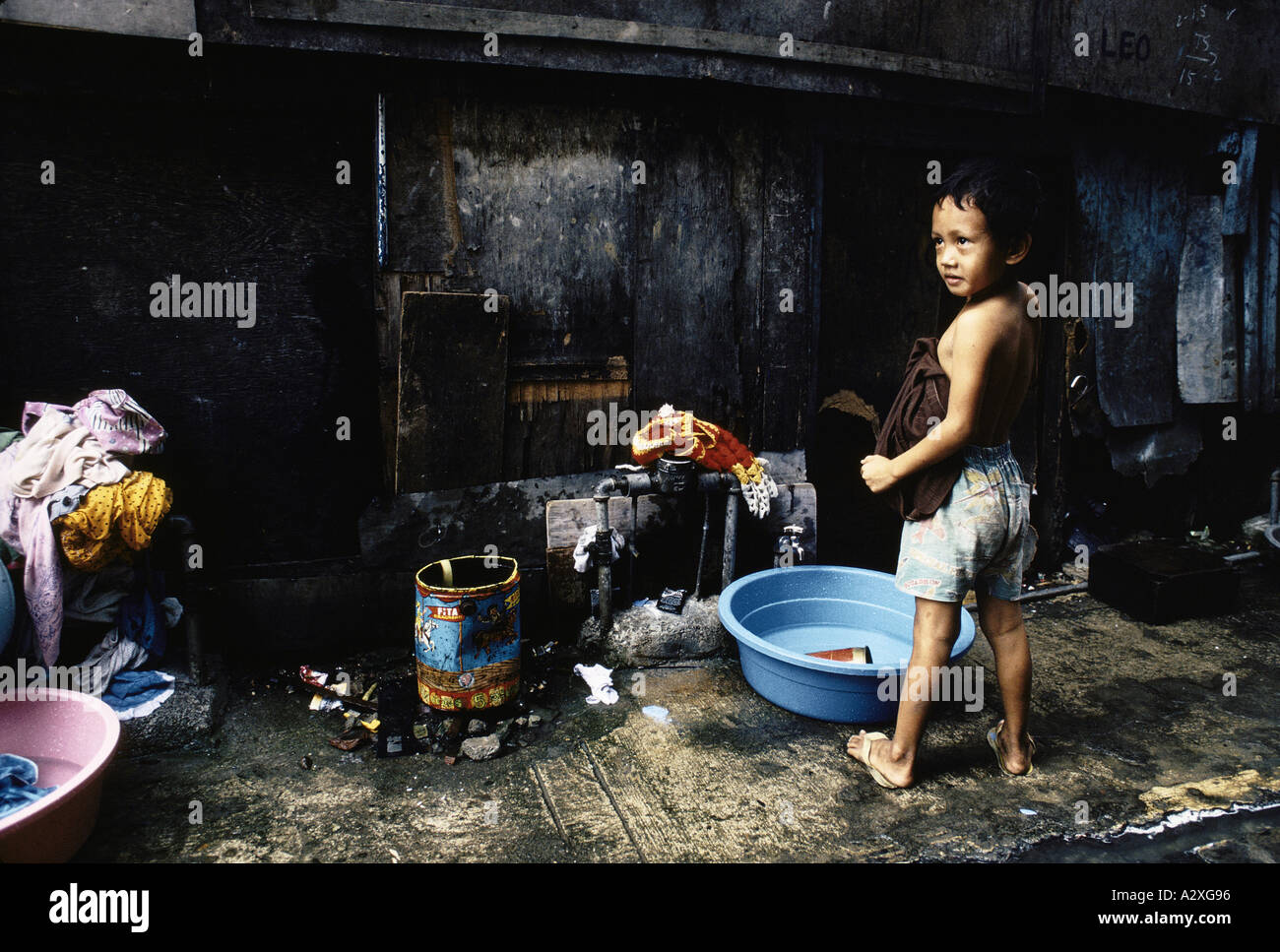 Philippines slum water hi-res stock photography and images - Alamy