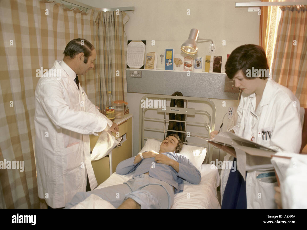 Doctors on ward round hi-res stock photography and images - Alamy