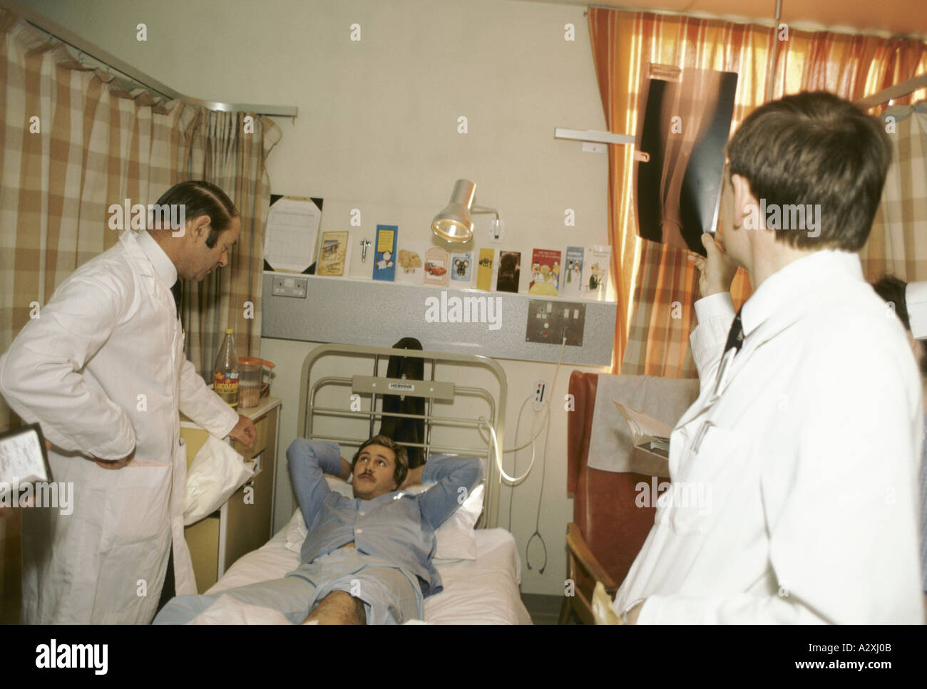 Doctors on ward round hi-res stock photography and images - Alamy
