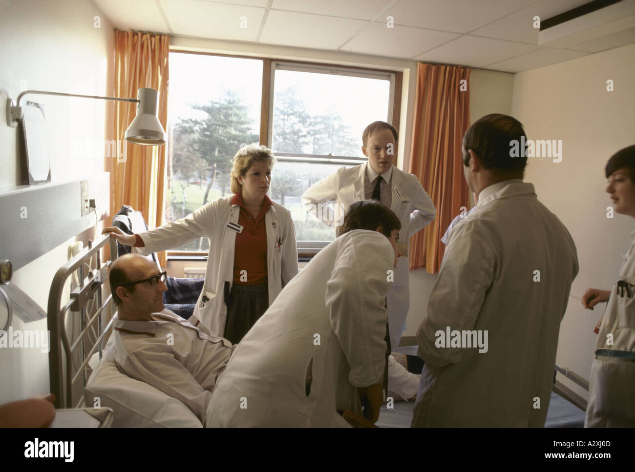 doctors visiting doctors on ward round Stock Photo - Alamy