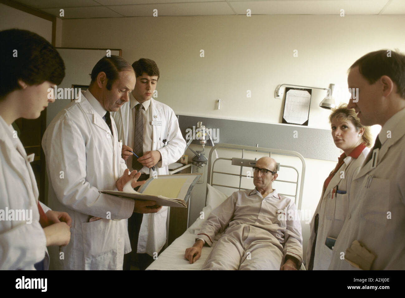 Doctors on ward round hi-res stock photography and images - Alamy