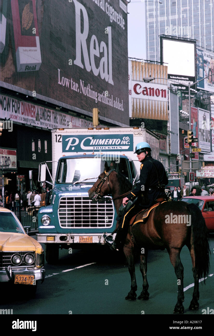 new york cop on horse Stock Photo - Alamy