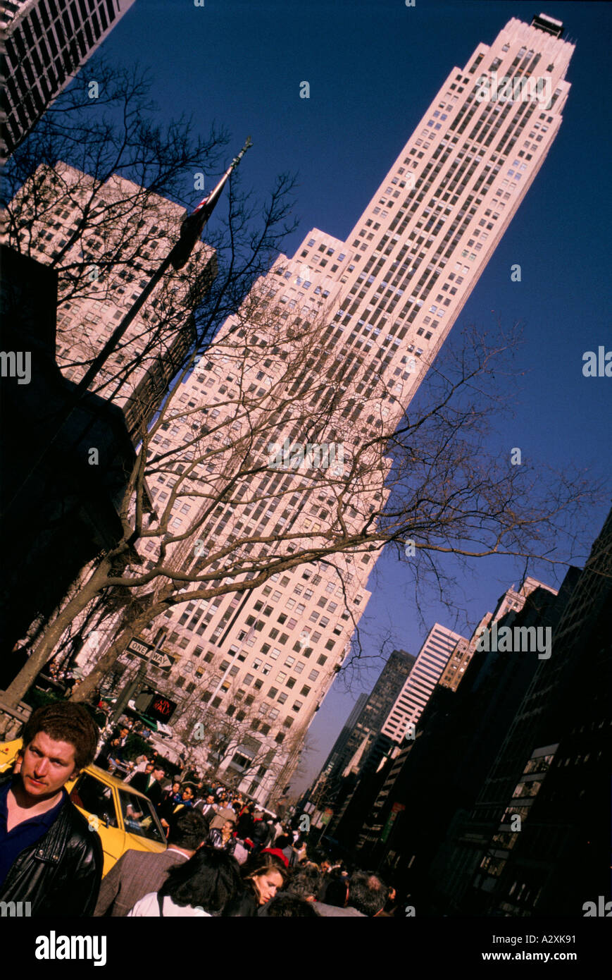 busy street tall building in new york Stock Photo - Alamy