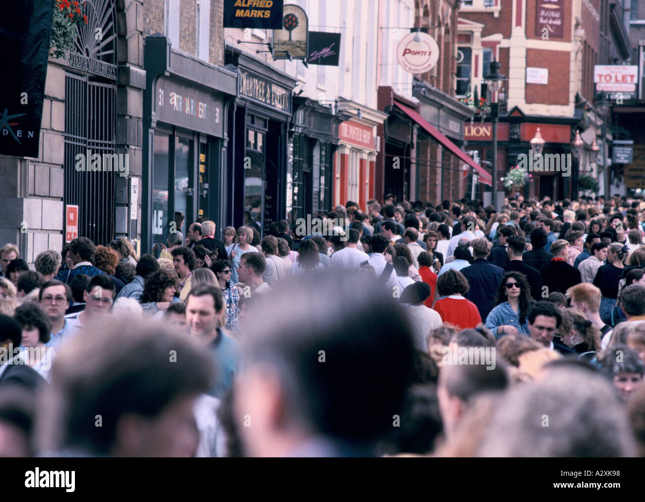 busy scene in covent garden Stock Photo - Alamy