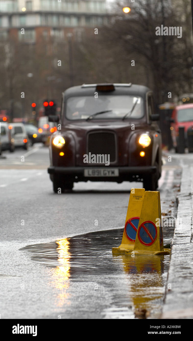 London taxi rain hi-res stock photography and images - Alamy